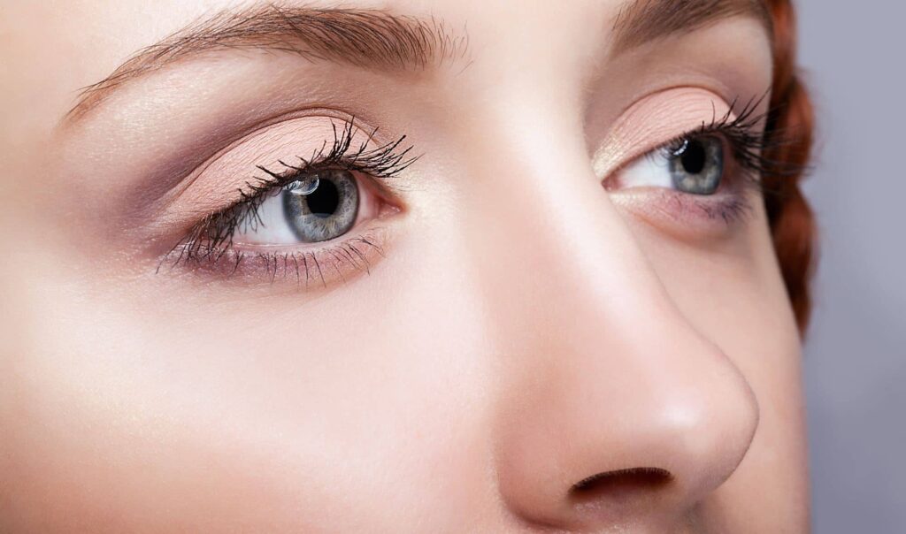 Je trouve l’arête de mon nez trop plate : que faire ? | Dr Liwarek | Paris